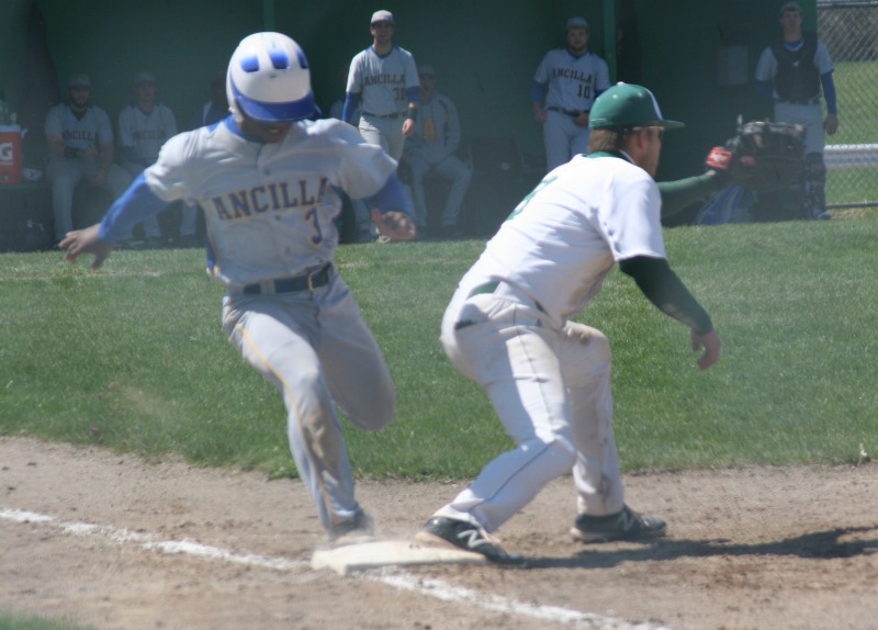 Delta College Baseball team in the hunt for 1st Place