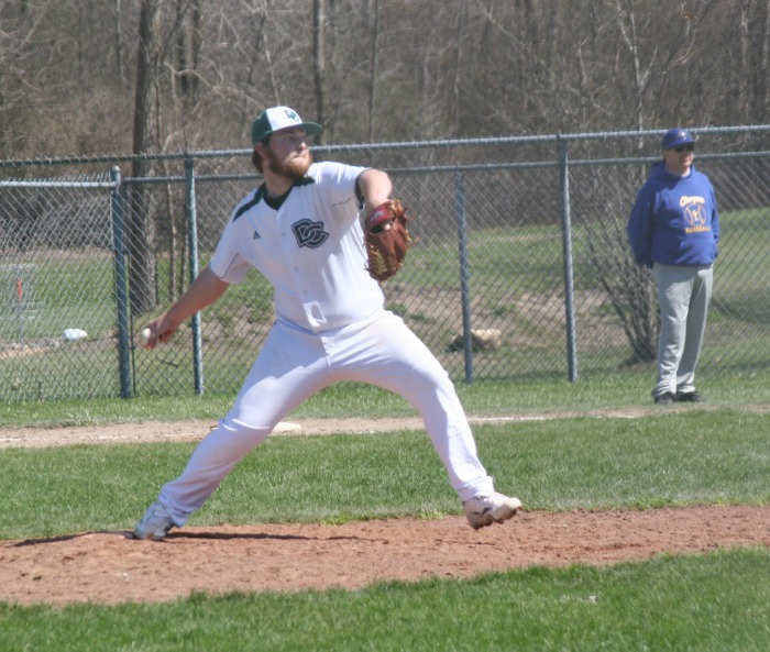 Delta College Baseball team in the hunt for 1st Place